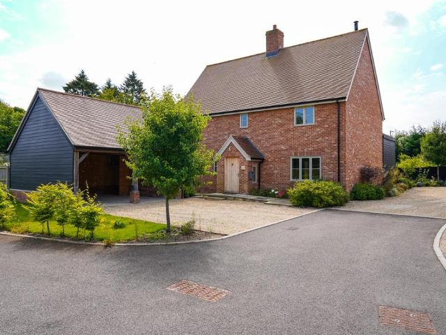 4 bedroom detached house to rent