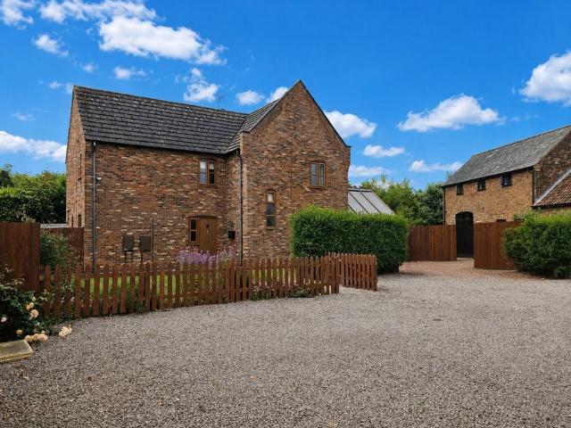 4 bedroom detached house to rent
