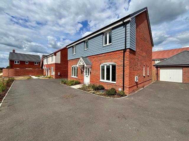 4 bedroom detached house to rent