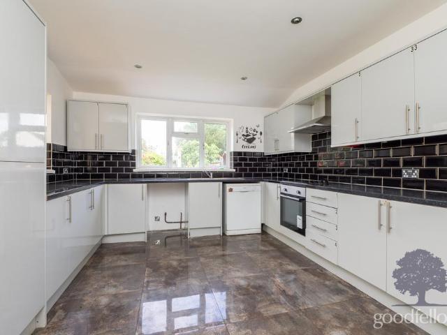 4 bedroom detached house to rent