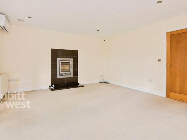 4 bedroom detached house to rent
