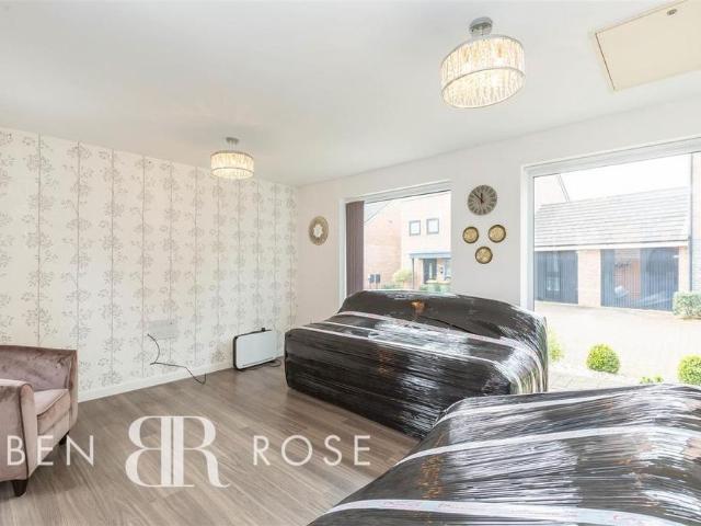 4 bedroom detached house to rent