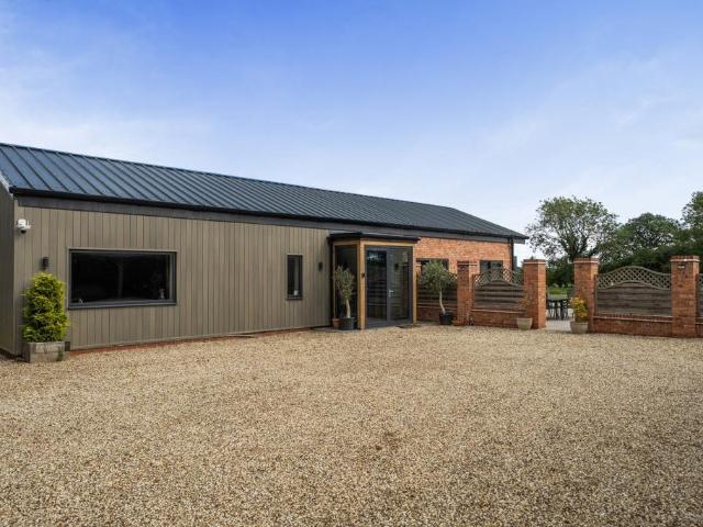 4 bedroom detached house to rent