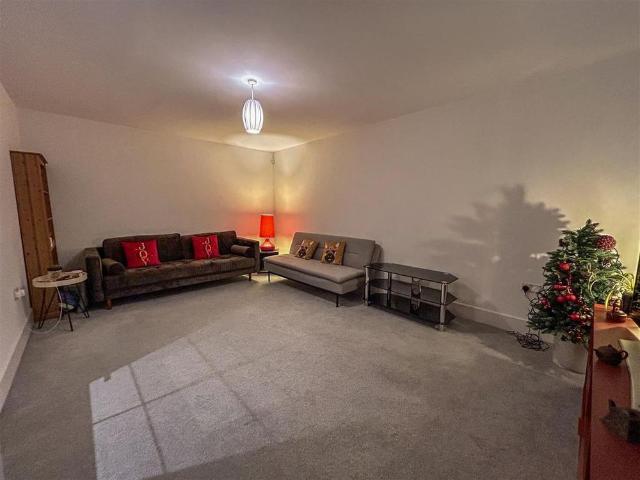 4 bedroom detached house to rent