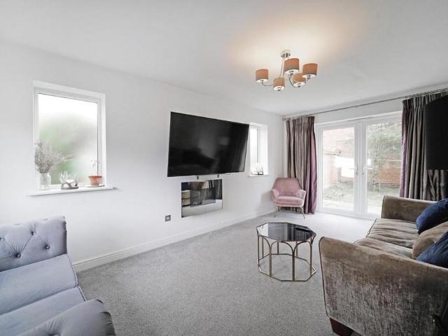 4 bedroom detached house to rent
