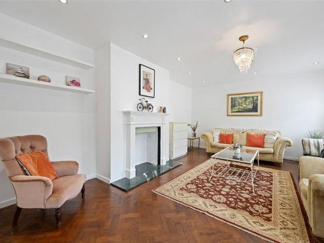 4 bedroom detached house to rent