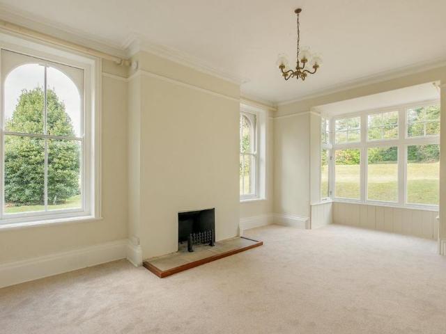 4 bedroom detached house to rent