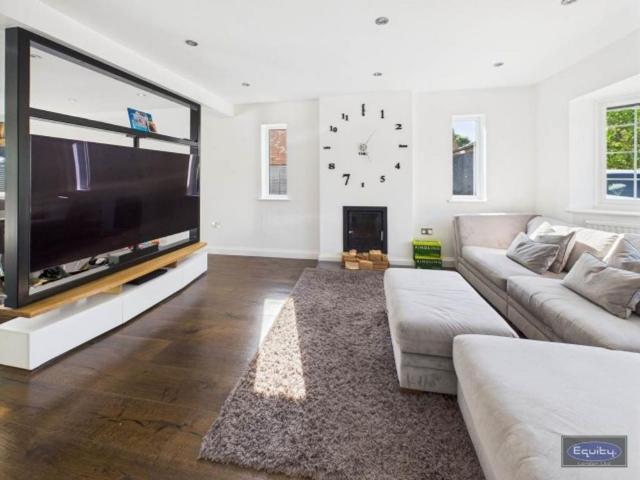 4 bedroom detached house to rent