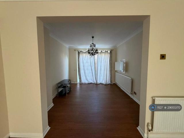 4 bedroom detached house to rent