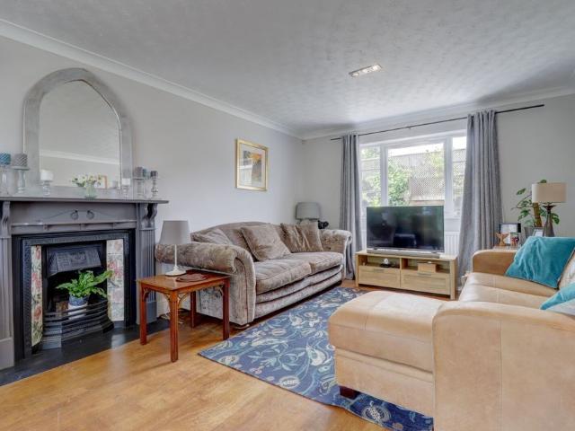 4 Bedroom Detached House To Rent