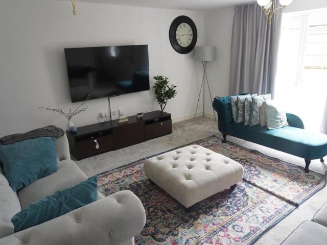 4 bedroom detached house to rent
