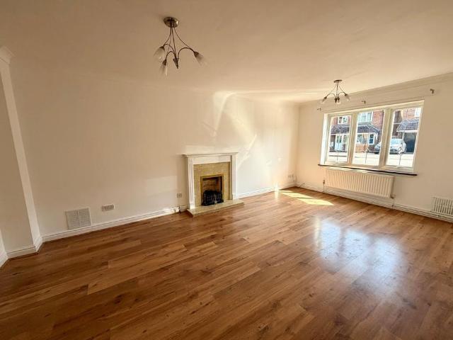 4 bedroom detached house to rent