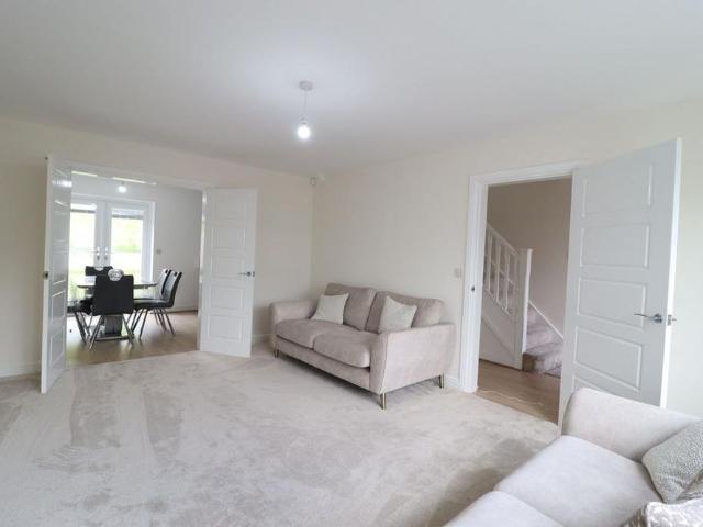 4 bedroom detached house to rent