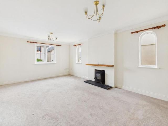 4 bedroom detached house to rent