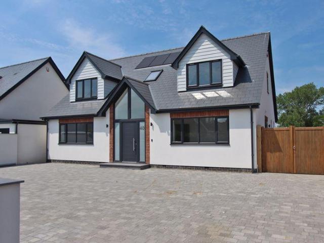 4 bedroom detached house to rent
