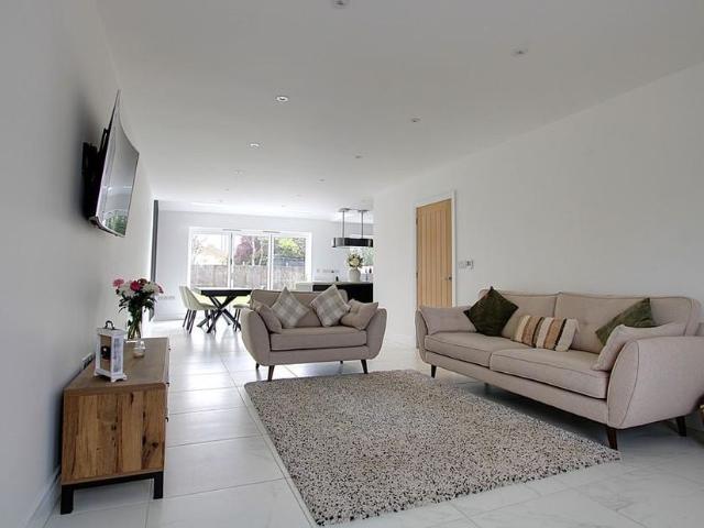 4 bedroom detached house to rent