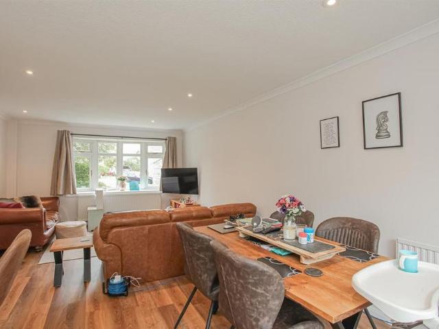 4 bedroom detached house to rent