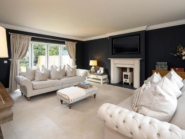 4 bedroom detached house to rent