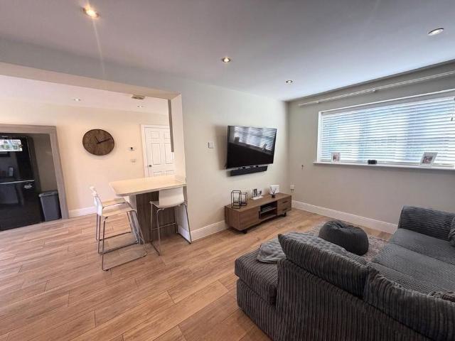 4 bedroom detached house to rent