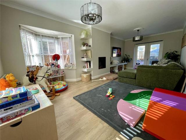 4 bedroom detached house to rent