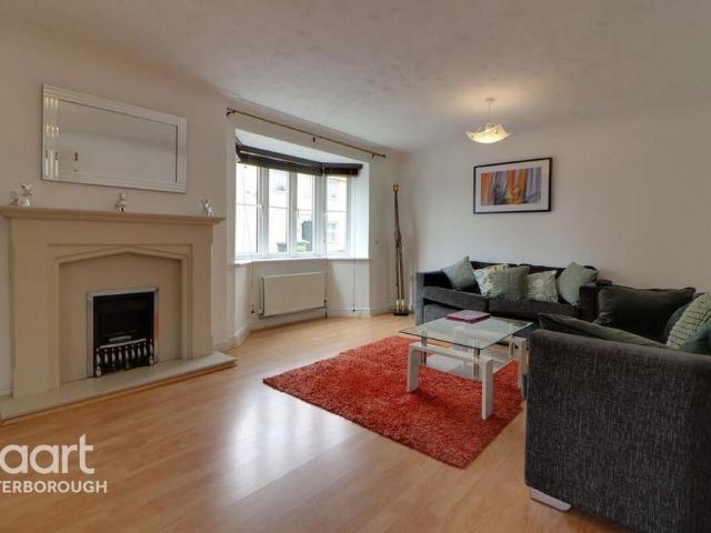 4 bedroom detached house to rent