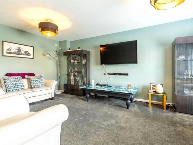 4 bedroom detached house to rent