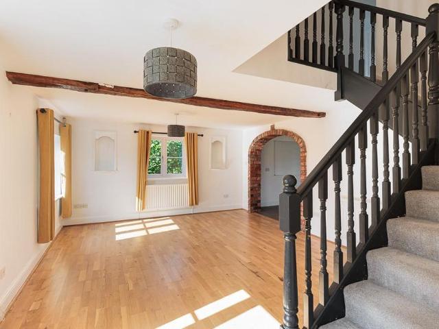 4 bedroom detached house to rent