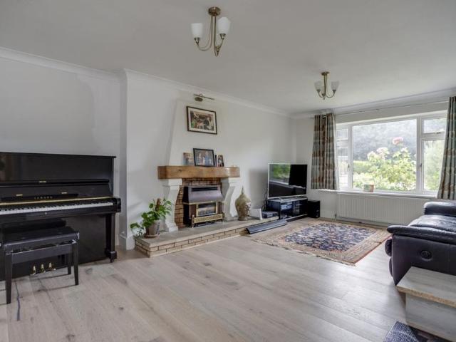 4 bedroom detached house to rent