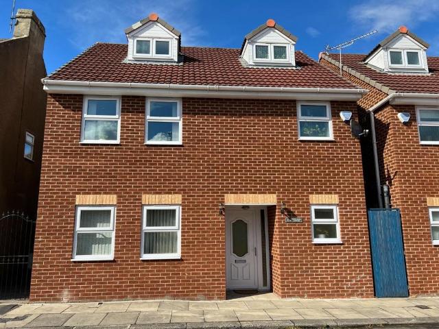 4 bedroom detached house to rent