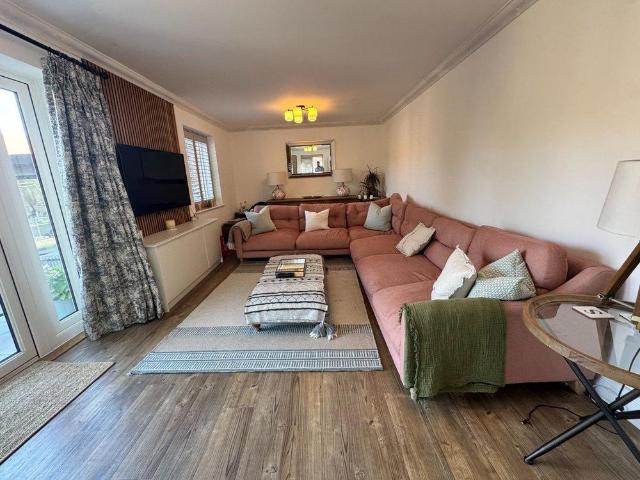 4 bedroom detached house to rent