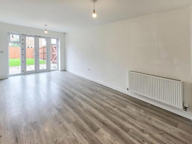 4 bedroom detached house to rent