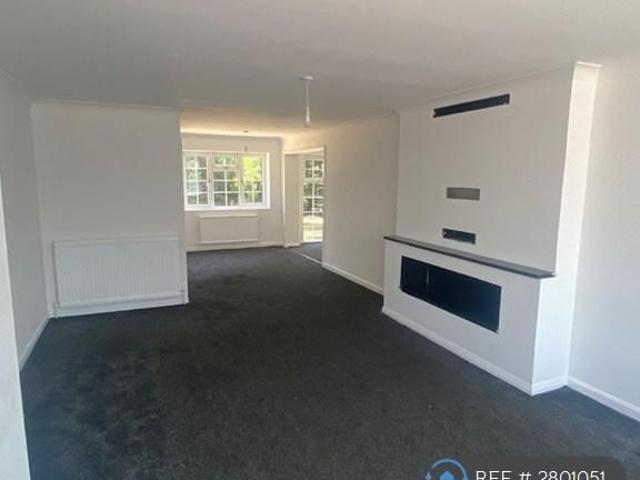 4 bedroom detached house to rent