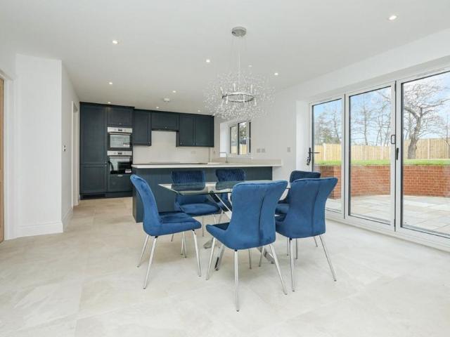4 bedroom detached house to rent