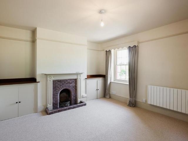4 bedroom detached house to rent