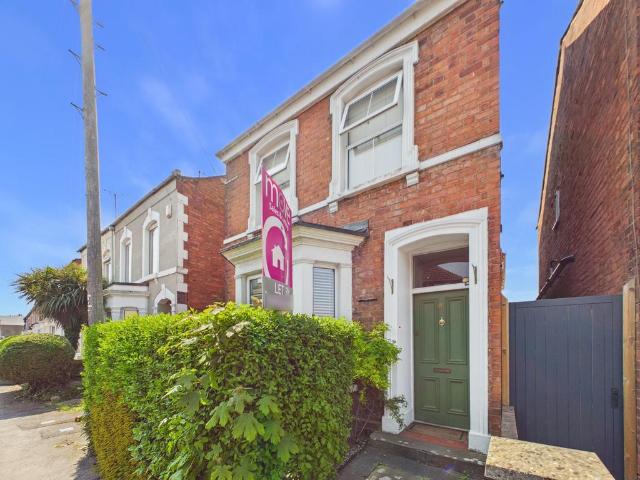 4 bedroom detached house to rent