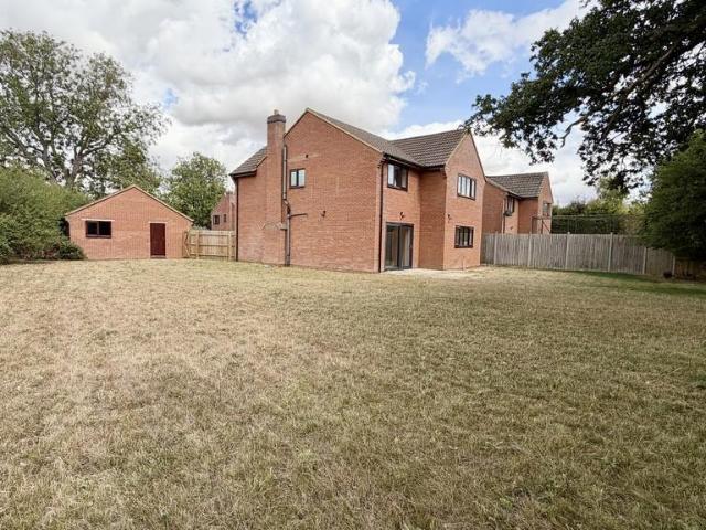 4 bedroom detached house to rent