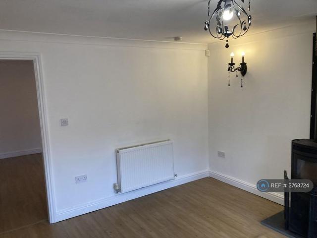 4 bedroom detached house to rent