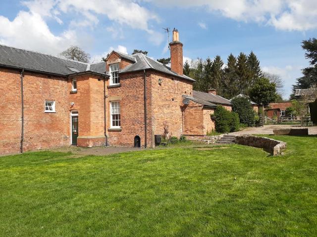 4 bedroom detached house to rent