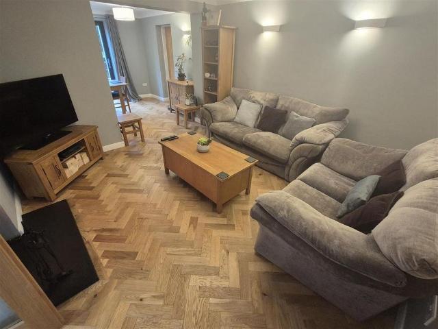 4 bedroom detached house to rent