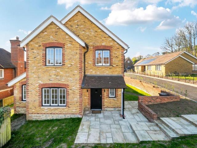 4 bedroom detached house to rent