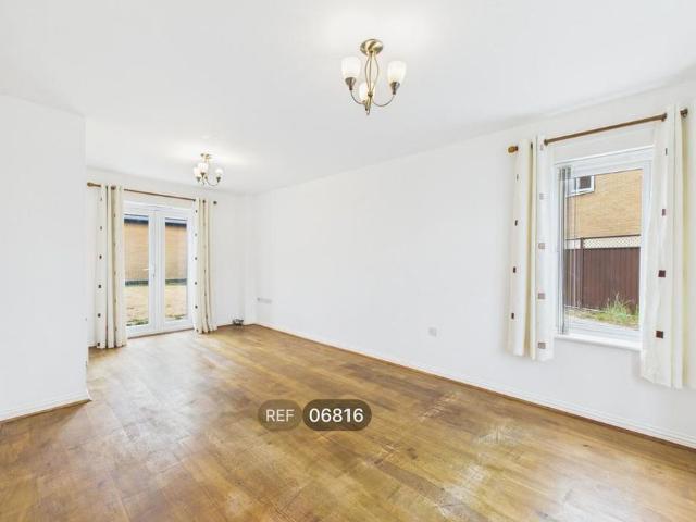 4 bedroom detached house to rent