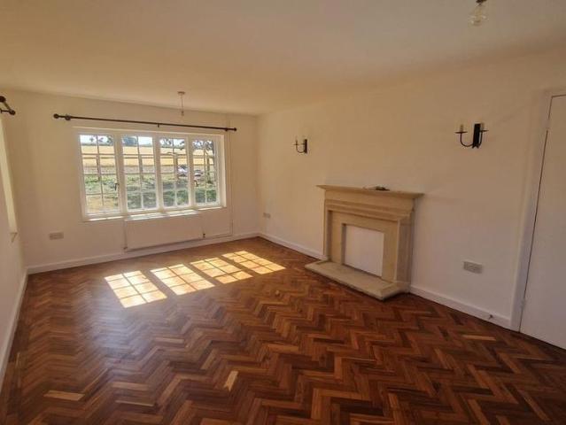 4 bedroom detached house to rent