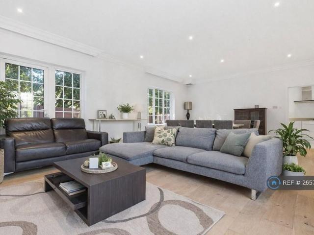 4 bedroom detached house to rent