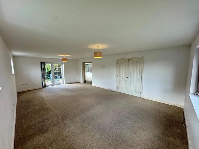 4 bedroom detached house to rent