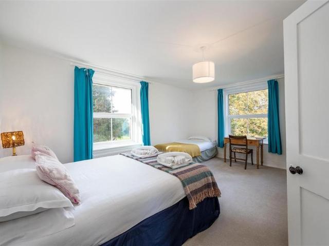 4 bedroom detached house to rent