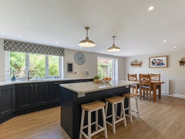 4 bedroom detached house to rent