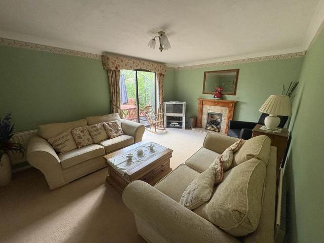 4 bedroom detached house to rent