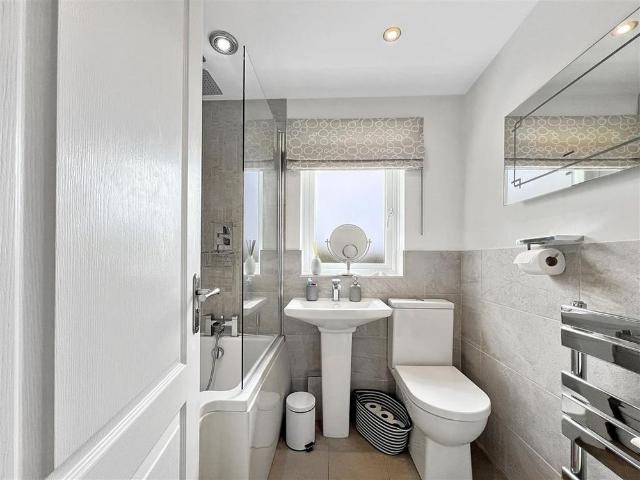 4 bedroom detached house to rent