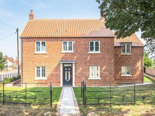 4 bedroom detached house to rent