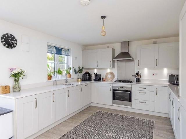 4 bedroom detached house to rent